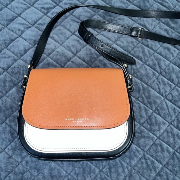 Marc Jacobs | Bags | Marc Jacobs Tan And White Colorblocked Crossbody ...